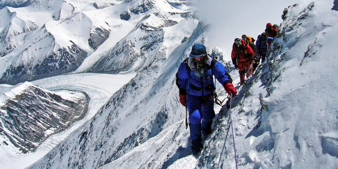 Lo impensable: se forma atasco para subir a la cima del Everest