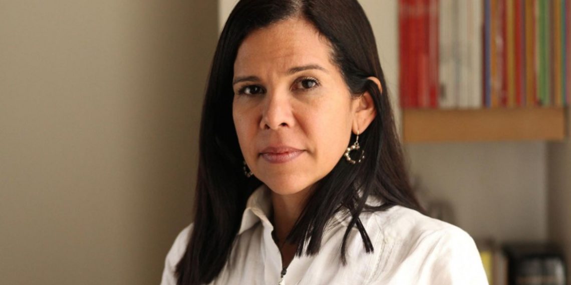 Exdefensora Gabriela Ramírez se gana la vida en España en un restaurante