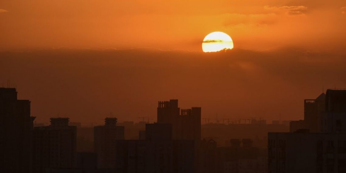 El extraño fenómeno en el que cinco "soles" aparecen en el cielo de China