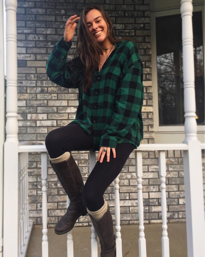 Morgan Mikenas, la bloguera que lleva cuatro años sin depilar su cuerpo