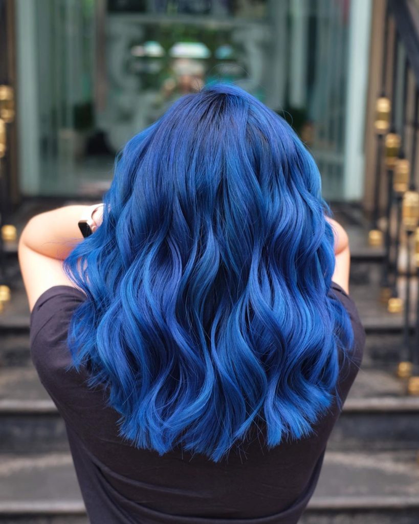 Blue balayage: El tinte fantasía ideal para las amantes del color azul