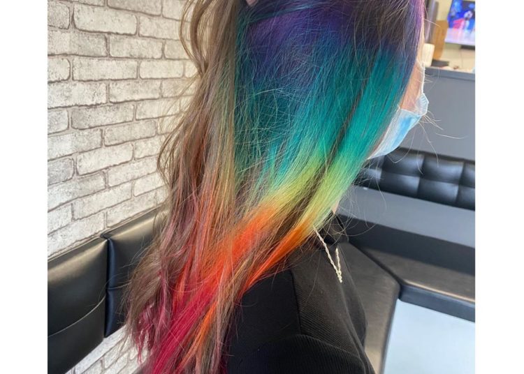 Mechas escondidas: ilumina tu melena con estos diseños coloridos