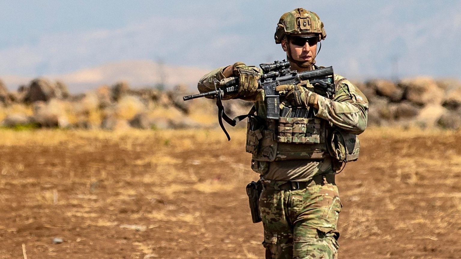 Soldado regresa a casa y la reacción de su abuela conmueve en Internet