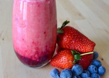Jugo de frutos rojos cargado de antioxidantes y diversos nutrientes