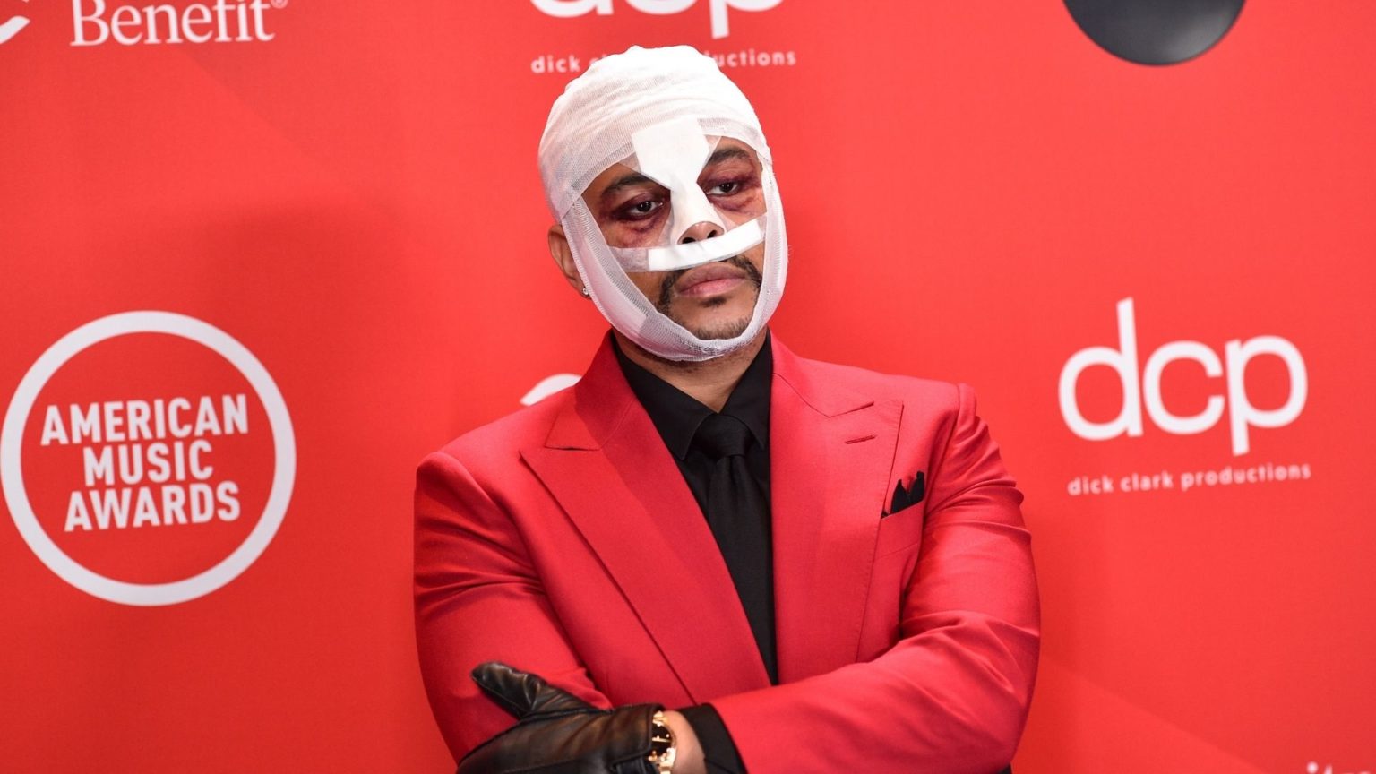 The Weeknd finalmente 'reveló' el aspecto de su rostro en su nuevo video