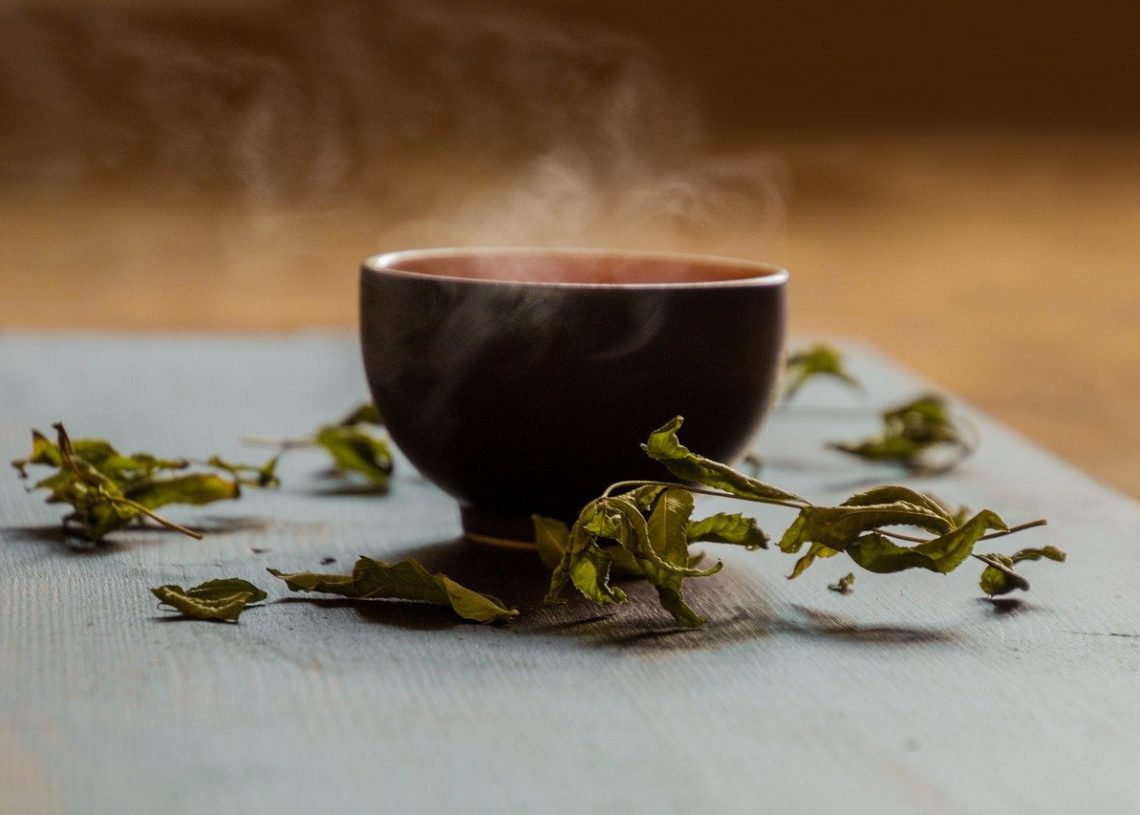 Té verde con limón y jengibre para tomar antes de las comidas