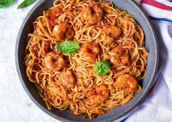 Receta de pasta con camarones en salsa roja para un almuerzo rápido