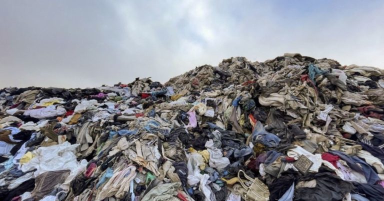Desierto de Atacama: un 'cementerio tóxico' de la ropa usada en el mundo
