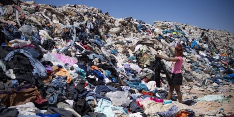 Desierto de Atacama: un 'cementerio tóxico' de la ropa usada en el mundo