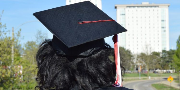 Gran ejemplo: abuela se graduó de la universidad a sus 90 años